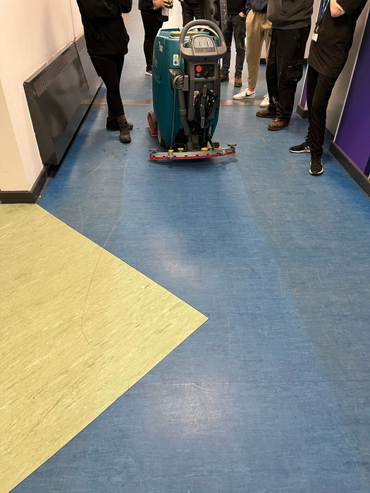 Tennant T300, Floor Scrubber, 20" or 24", 11 Gallon, Battery, Pad Assi ...